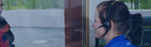 Come scegliere l'interfono ideale per gli sportelli | Schneider Intercom